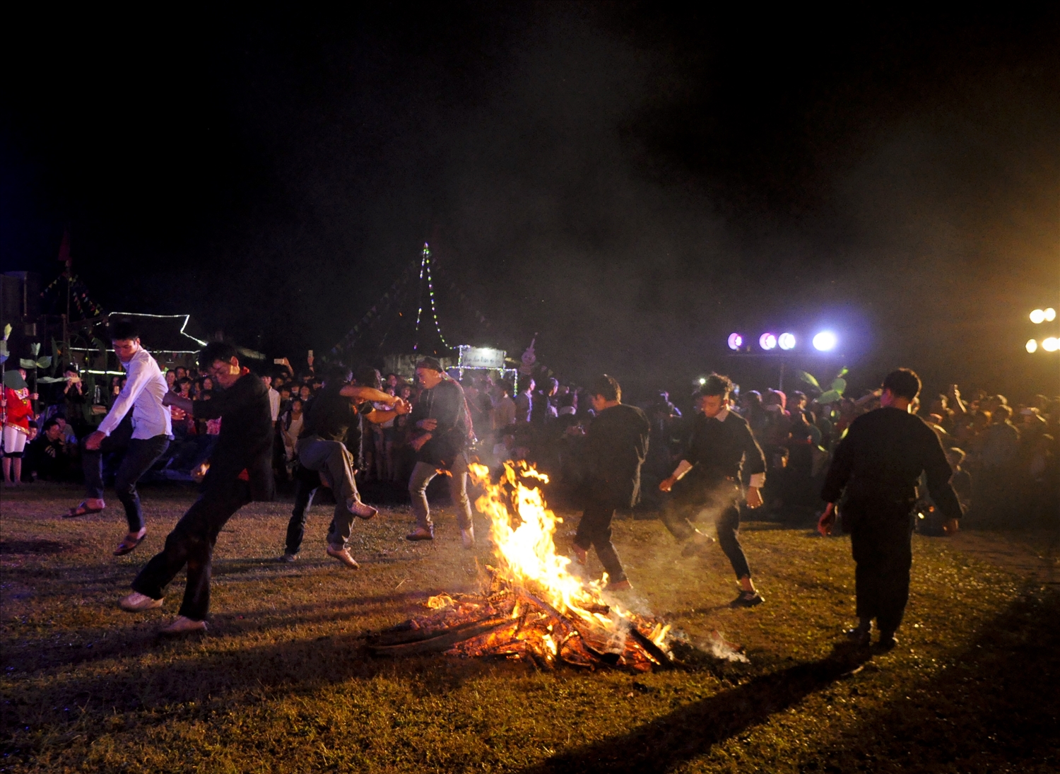 Tục nhảy lửa của người Pà Thẻn | Viện Nghiên cứu văn hóa tín ngưỡng ...